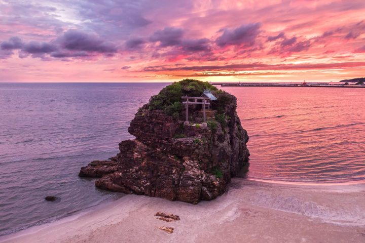 Inasa beach : Torii island | Tabimania Japan