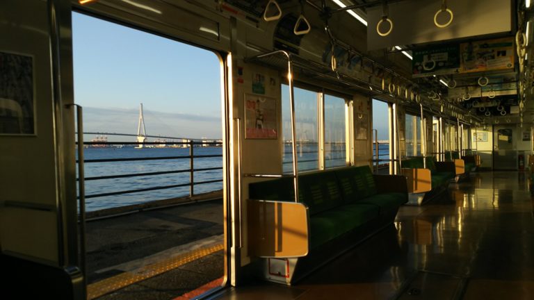 An unexplored station closest to the sea on the Tsurumi Line : "Umi ...