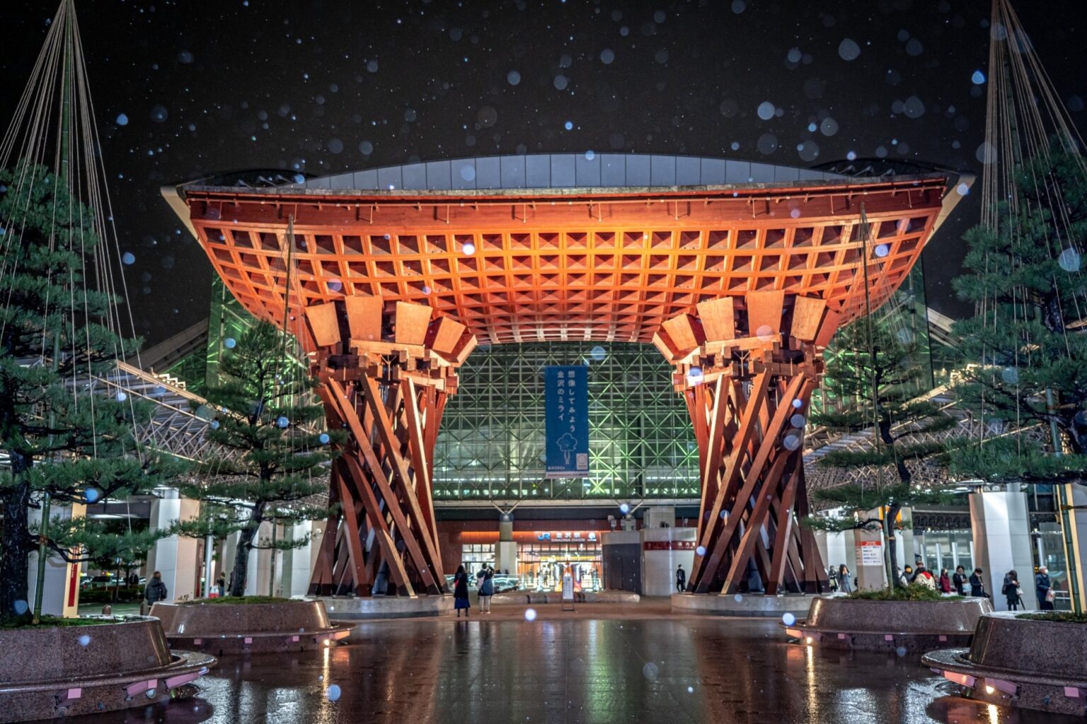 The charm of the symbol “Tsuzumi-mon” at Kanazawa Station | Tabimania Japan