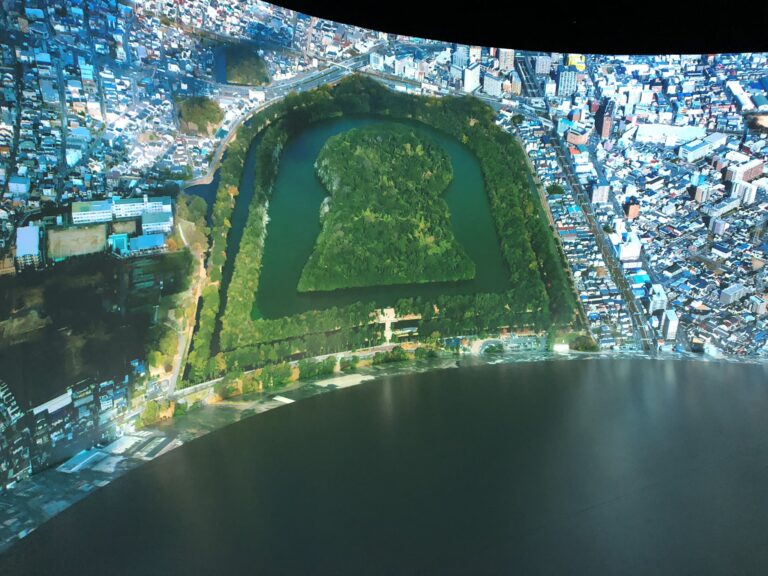 Huge Keyhole on the ground in Japan? Nintoku-Tenno-Ryo Tumulus ...