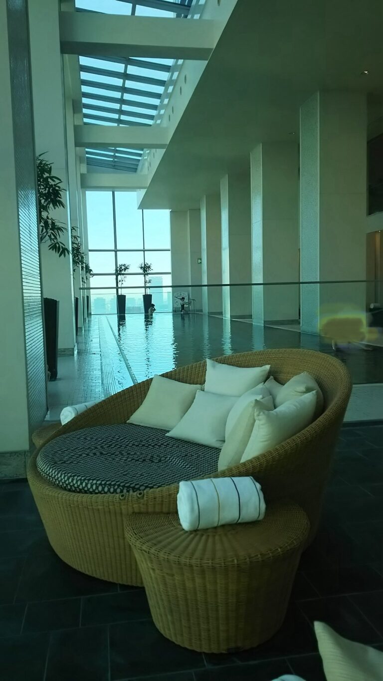 Conrad_Tokyo_pool | Tabimania Japan
