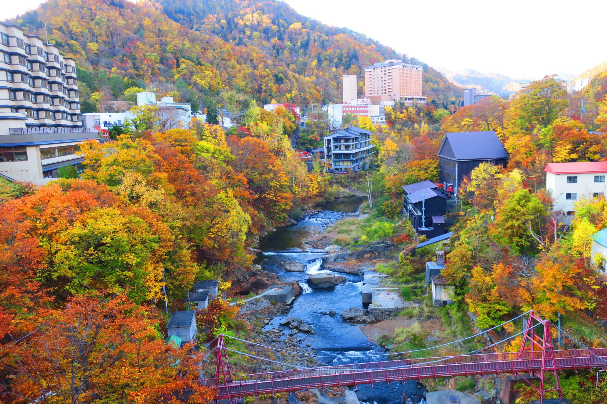 Jozankei_Onsen_fall_red_leaves_yellow_hokkaido_ | Tabimania Japan
