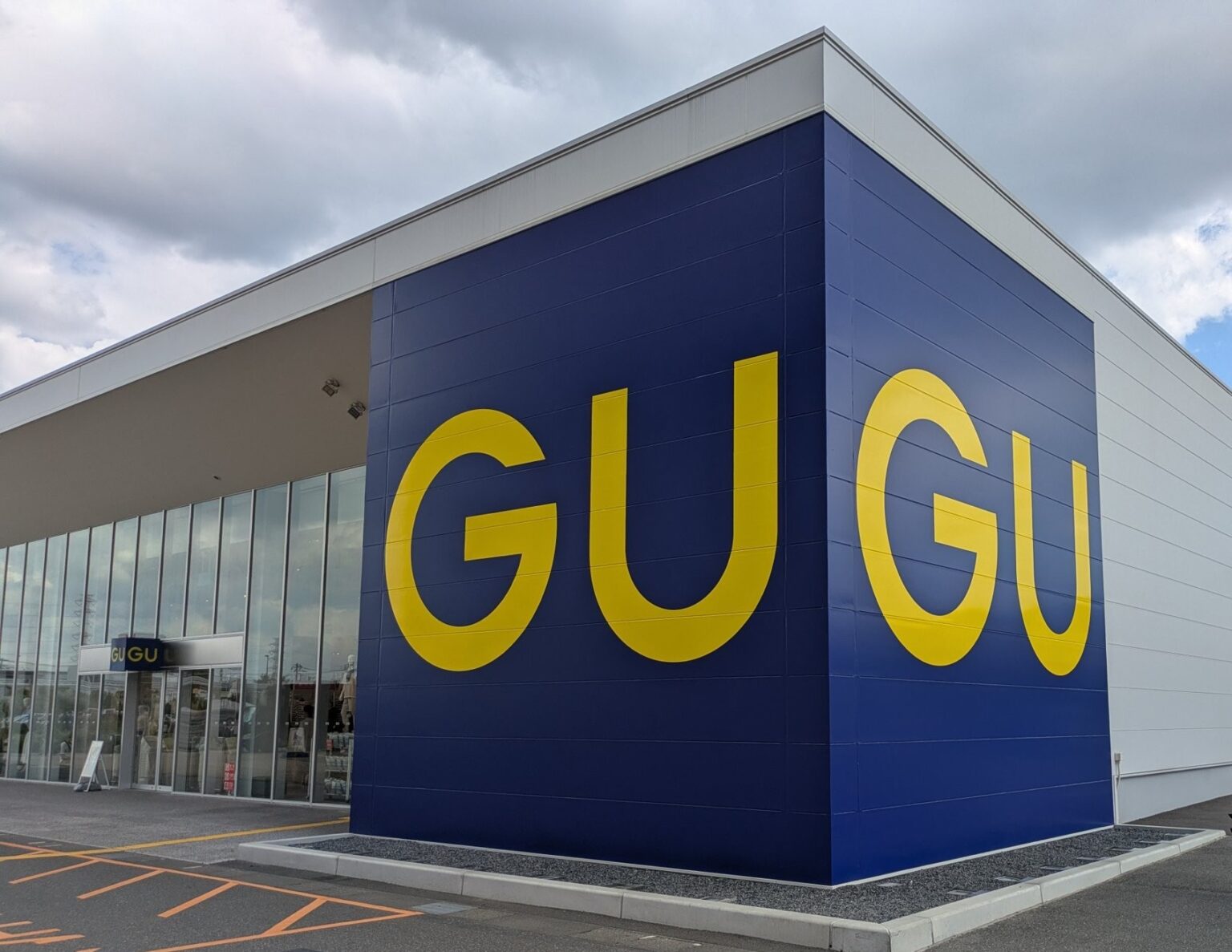 Why Visitors Love GU – UNIQLO’s Trendy & Affordable Sister Brand