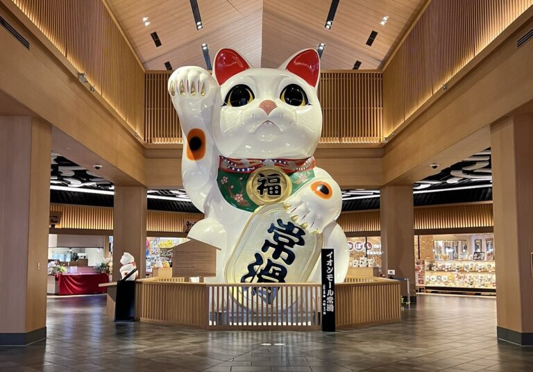Maneki-neko: The Lucky Cat That Welcomes Fortune in Japan