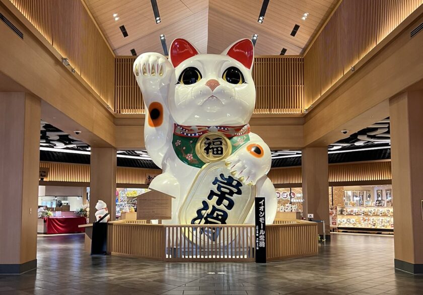 Maneki-neko: The Lucky Cat That Welcomes Fortune in Japan